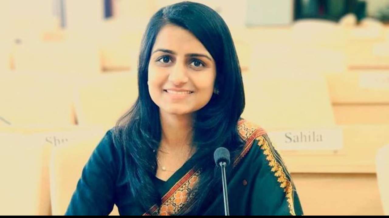 Meet IAS officer Saumya Sharma, who suffered loss of hearing at 16 but ...
