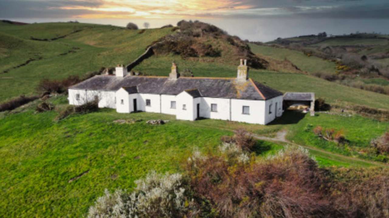 VIRAL: UK house with no electricity, internet or freshwater is selling ...