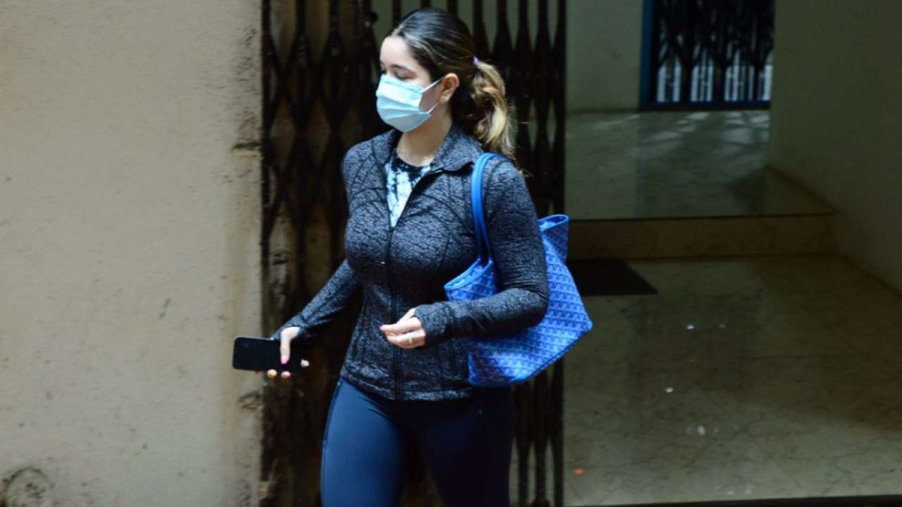 Sachin Tendulkar's daughter Sara spotted outside a clinic, photos go viral