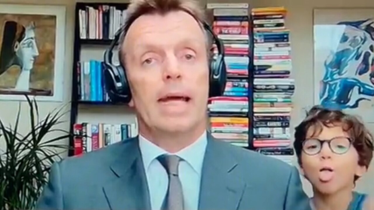 Kid crashes father's interview live on TV, video goes viral - WATCH