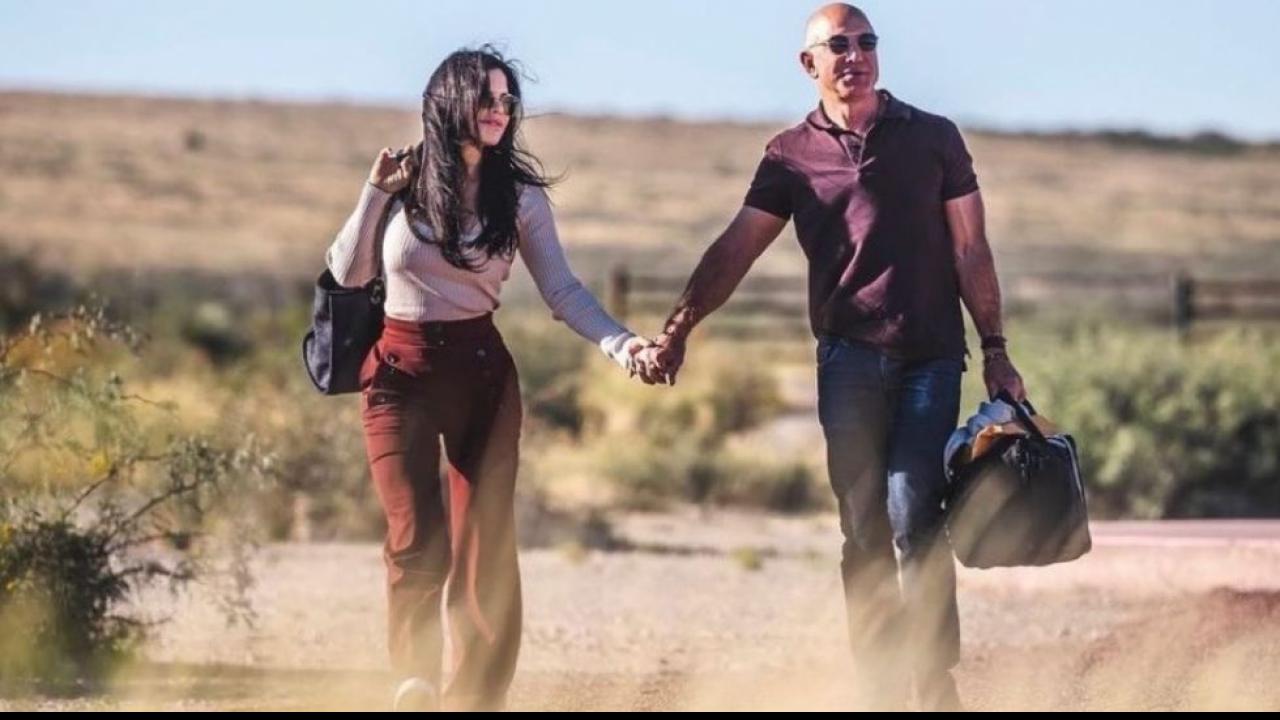 Jeff Bejos ने अपनी गर्लफ्रेंड के साथ शेयर कीं PHOTOS, खास अंदाज में ...
