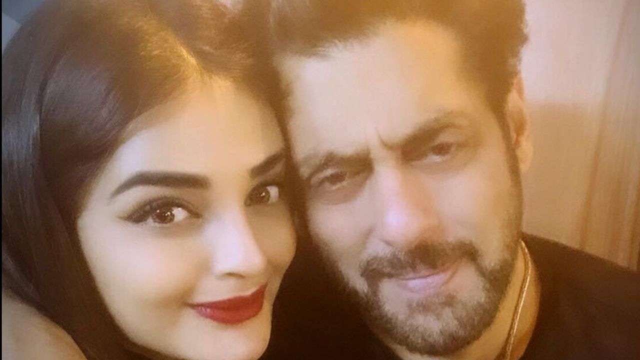 Salman Khan kisses Neha Shetty at Bigg Boss party, boyfriend Vishal ...