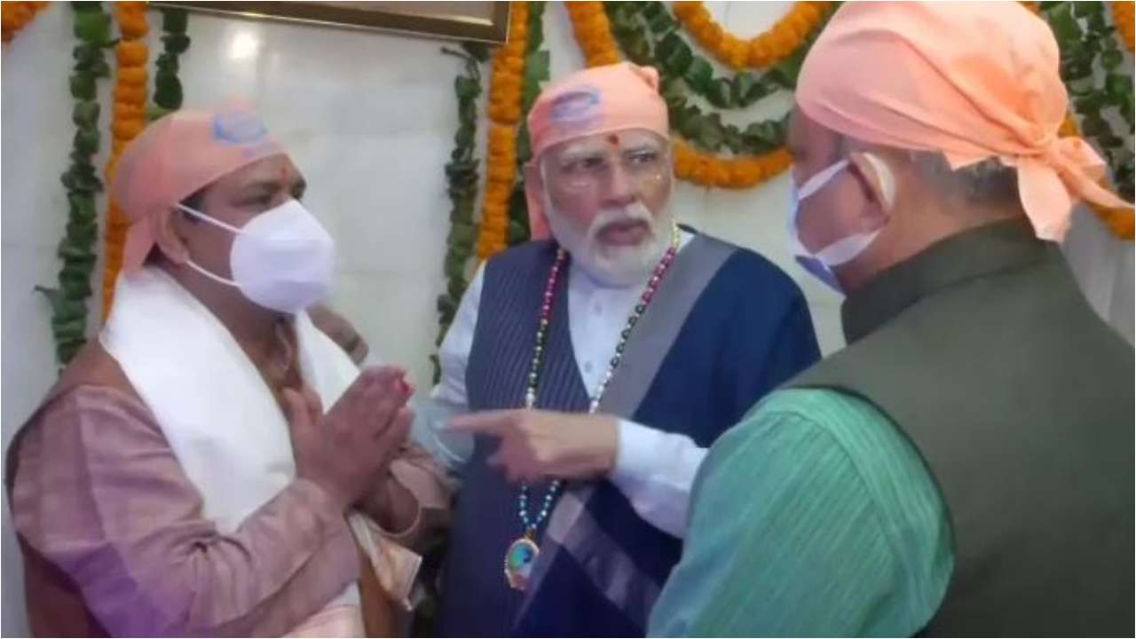 PM Modi's gesture leaves Ravidas Temple priest overwhelmed - Know ...