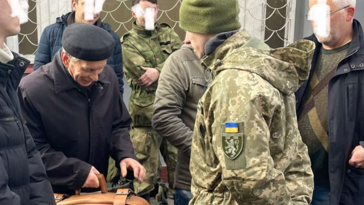 VIRAL: 80-year-old Ukrainian man tries to join army amid Russian ...