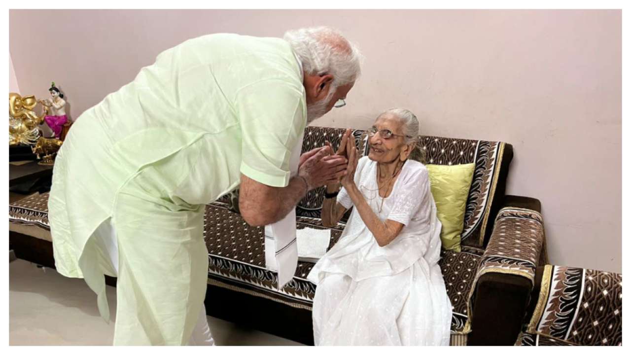 In Pics: PM Modi meets his mother Heeraben one day after BJP's victory ...