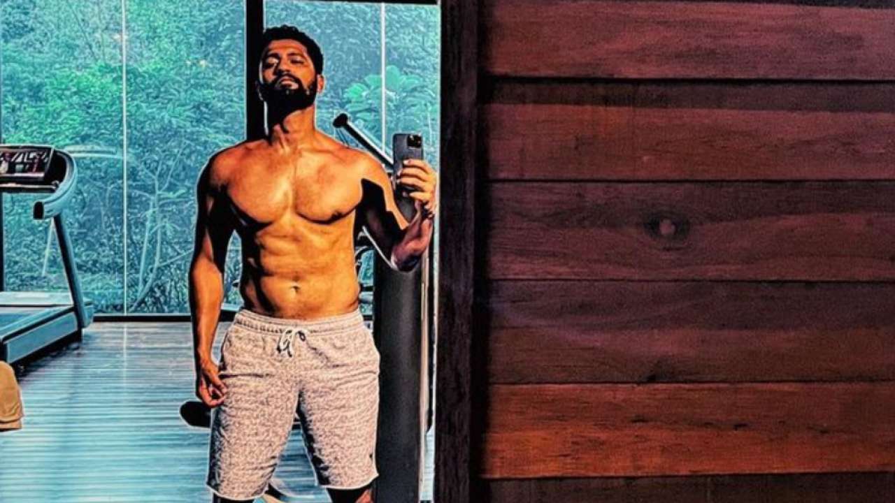 Vicky Kaushal makes fans sweat as he flaunts his washboard abs, drool ...