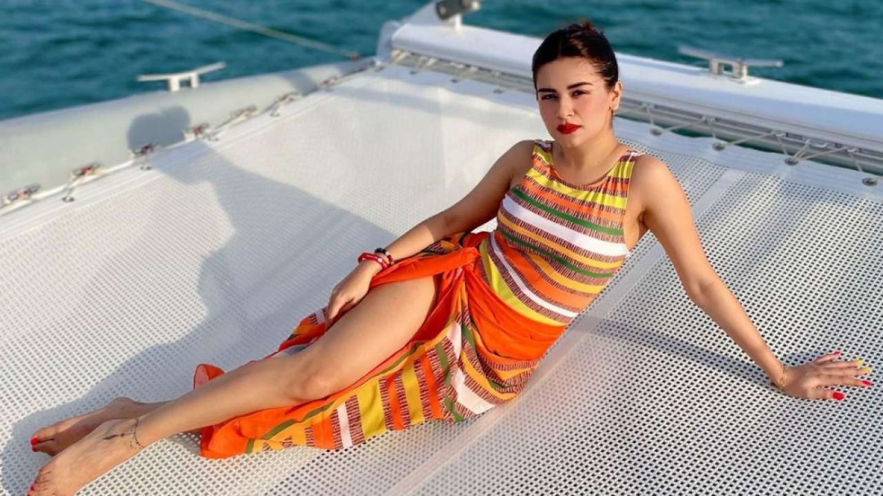 Aladdin Star Avneet Kaur Raises Temperature In Multi Coloured Swimsuit