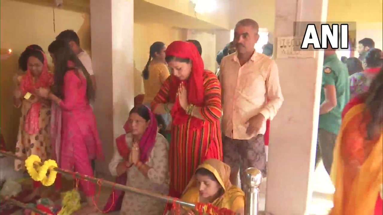 Sawan 4th Somvar 2022: Devotees offer prayers at Mandirs across India ...