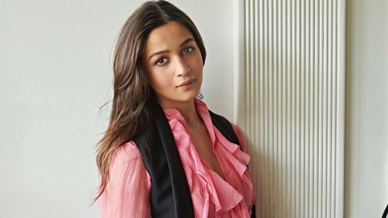 Viral Photos of the Day: Janhvi Kapoor sizzles in sequin saree, Alia ... Viral Photos of the Day: Janhvi Kapoor sizzles in sequin saree, Alia ...