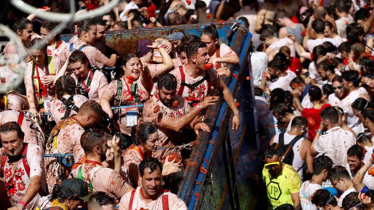 IN PICS| Spain's legendary 'La Tomatina' festival returns after 2-year ...