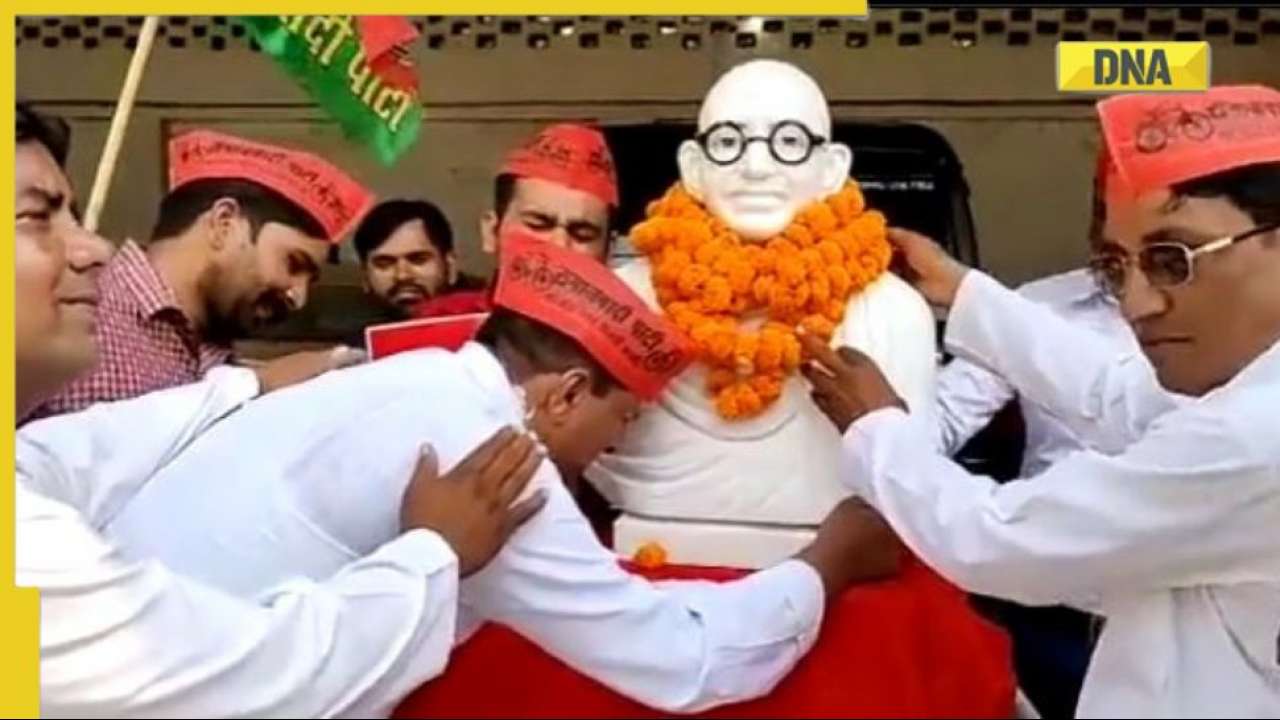 Video of Samajwadi Party leader hugging Mahatma Gandhi's statue, crying ...