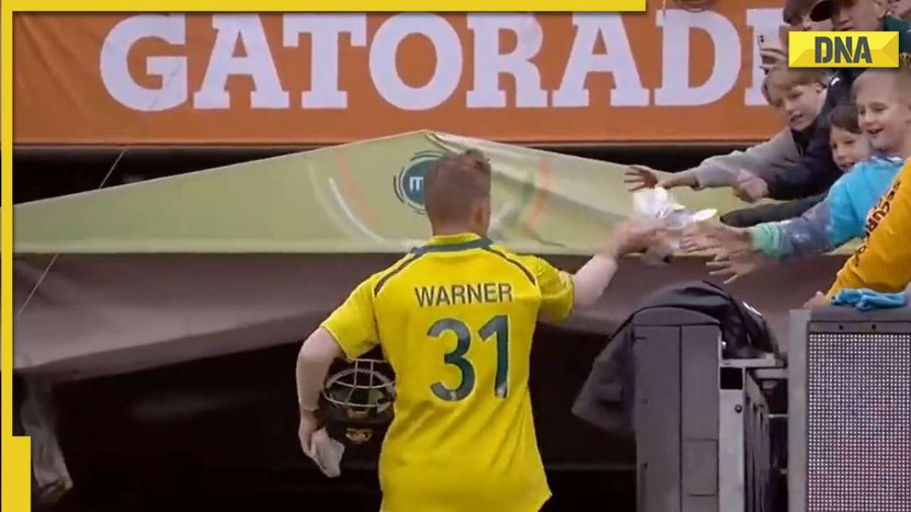 AUS vs ENG 3rd ODI: David Warner hands over his gloves to a lucky fan ...