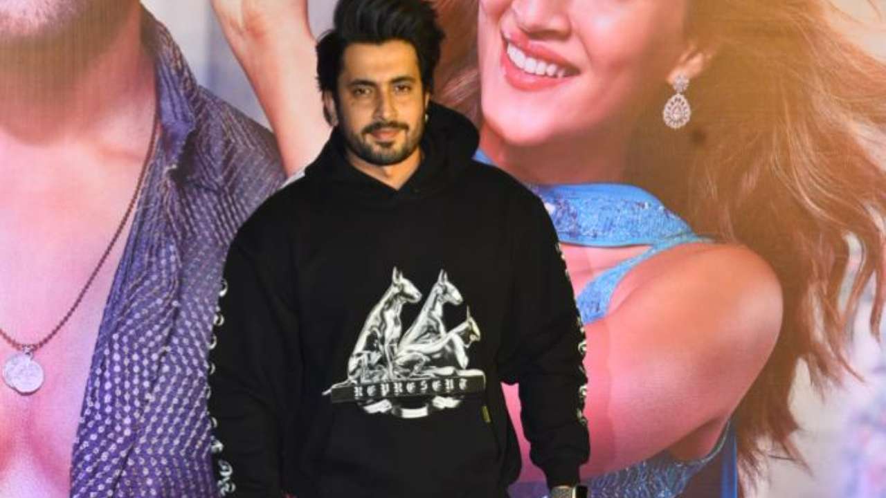 Shehzada: Kartik Aaryan turns paparazzo at film screening, Kriti Sanon ...