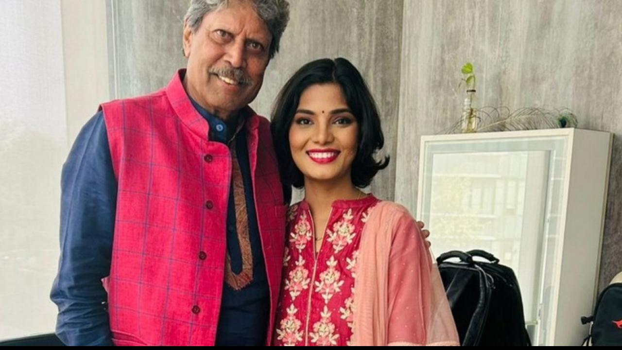 UP Me Ka Ba गाकर बुरी फंसी 'यूपी की बहू', जानें कौन हैं Neha Singh ...