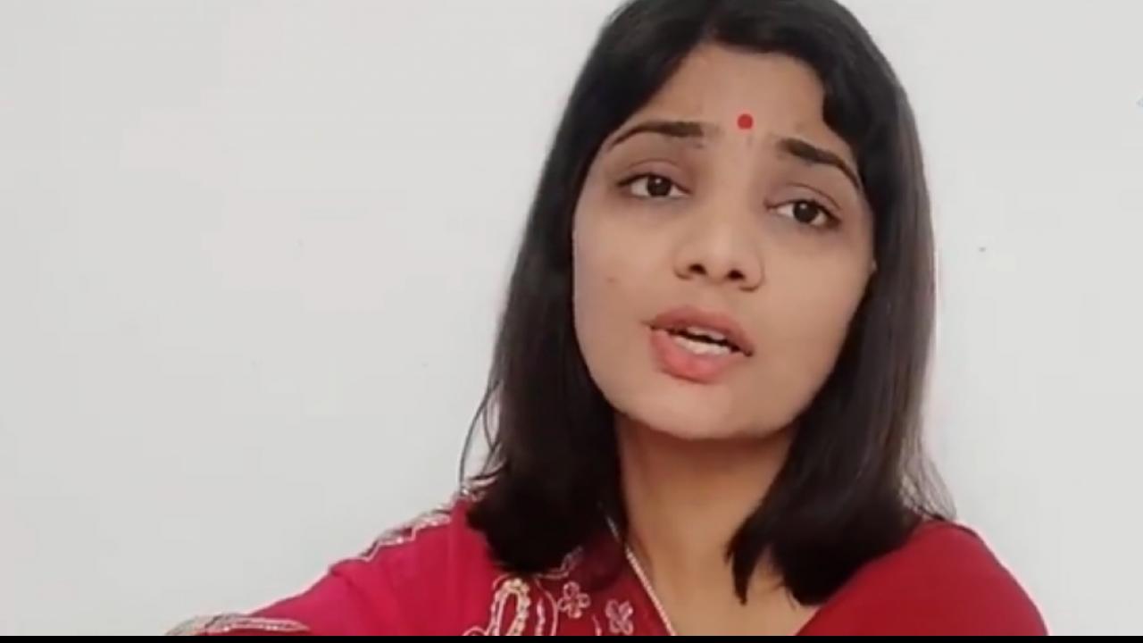 UP Me Ka Ba गाकर बुरी फंसी 'यूपी की बहू', जानें कौन हैं Neha Singh ... UP Me Ka Ba गाकर बुरी फंसी 'यूपी की बहू', जानें कौन हैं Neha Singh ...