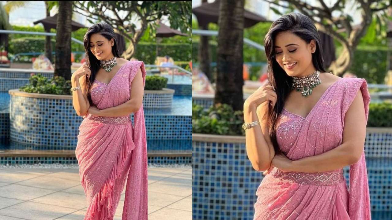 Shweta Tiwari gives royal vibes in shimmery bodycon, stunned netizens say 'all hail the queen'