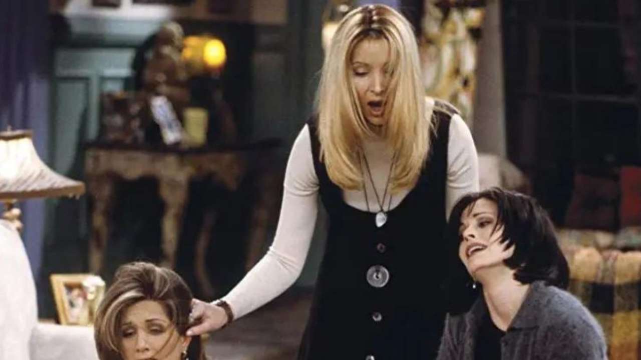 5 most iconic outfits worn by Lisa Kudrow on Friends that would totally ...