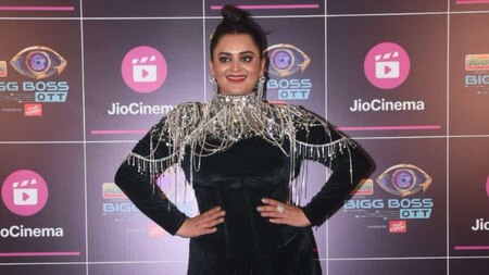 Bigg Boss OTT 2 winner Elvish Yadav flaunts his trophy; Pooja, Manisha, Bebika pose for paps ...