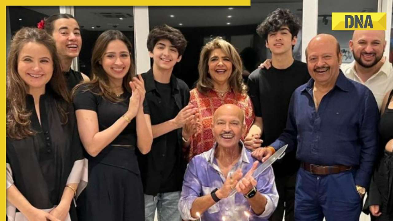 Saba Azad poses with boyfriend Hrithik Roshan's family at Rakesh Roshan ...