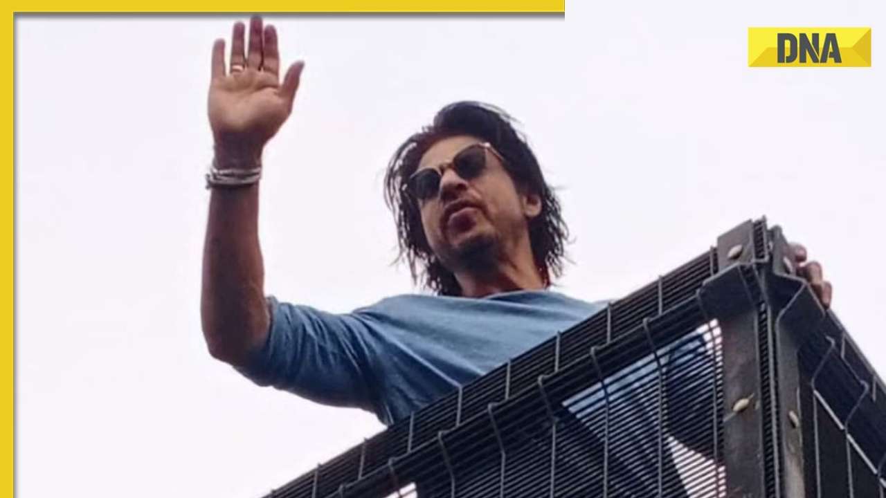 Shah Rukh Khan greets fans at Mannat to celebrate Jawan's success, fans ...