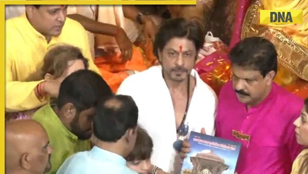 Shah Rukh Khan shields AbRam as they seek blessing of Lord Ganesha at Lalbaugcha Raja, video ...