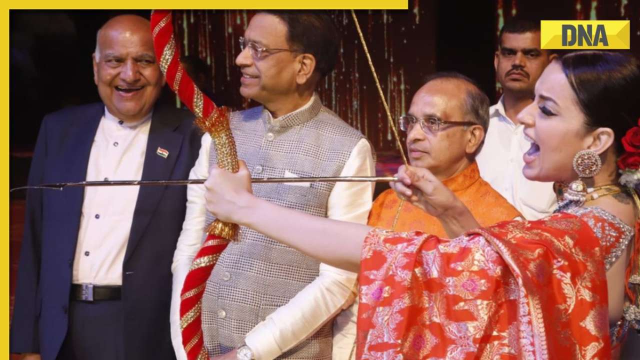 Kangana Ranaut performs Ravan Dahan at Delhi's Lav Kush Ramlila, chants ...