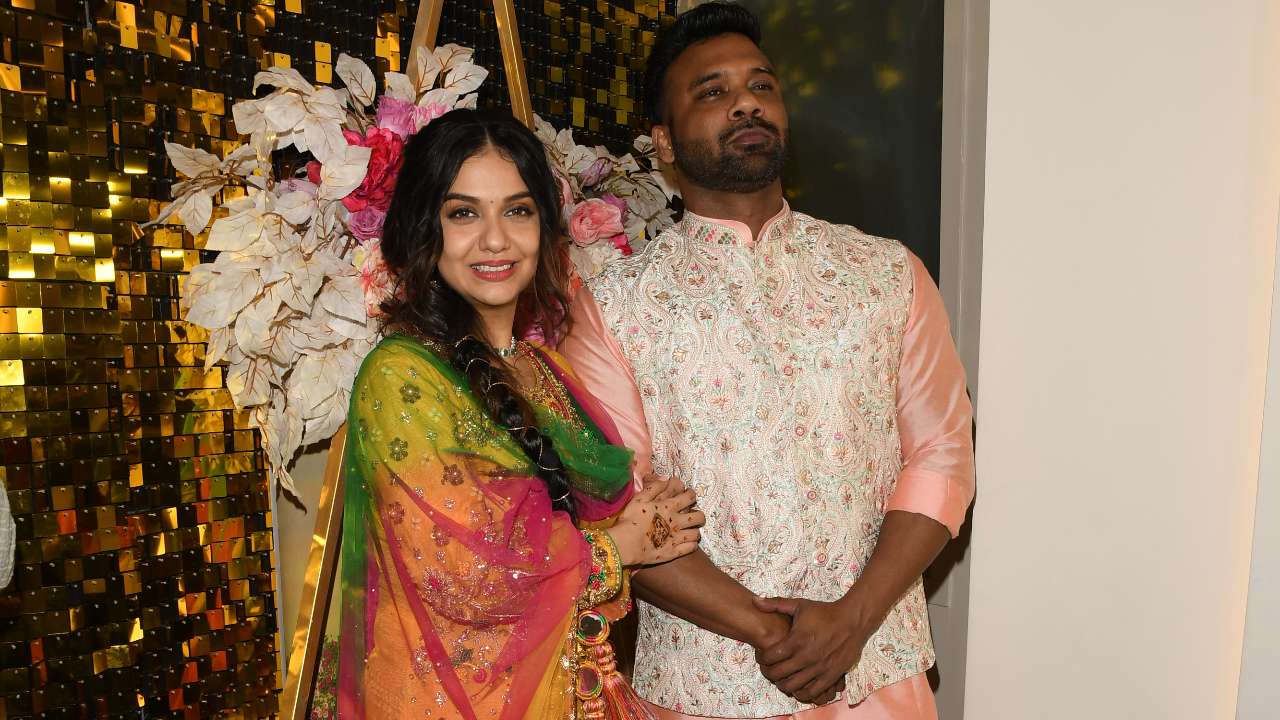 In pics: Divya Agarwal dons traditional Punjabi attire, flaunts mehendi ...