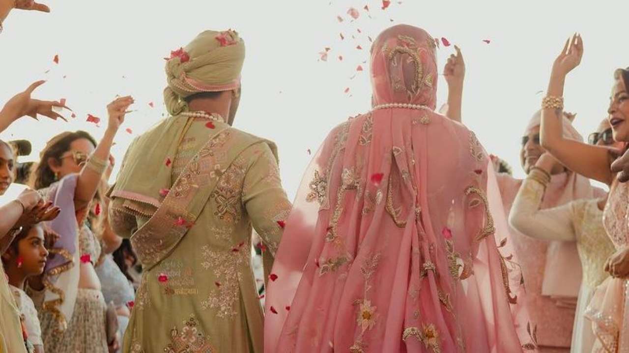 Kriti Kharbanda kisses Pulkit Samrat in dreamy wedding pics, pens ...