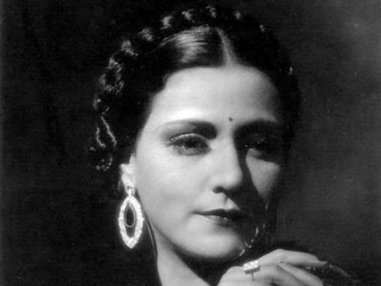 This actress worked as telephone operator, became Bollywood superstar ...