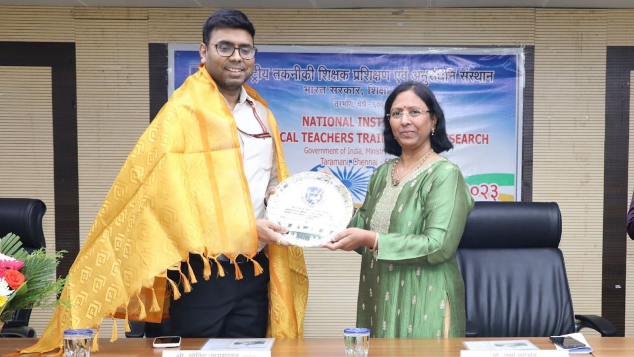 रिक्शा चलाने वाले के बेटे ने कैसे क्रैक की UPSC? रुला देगी IAS गोविंद ...