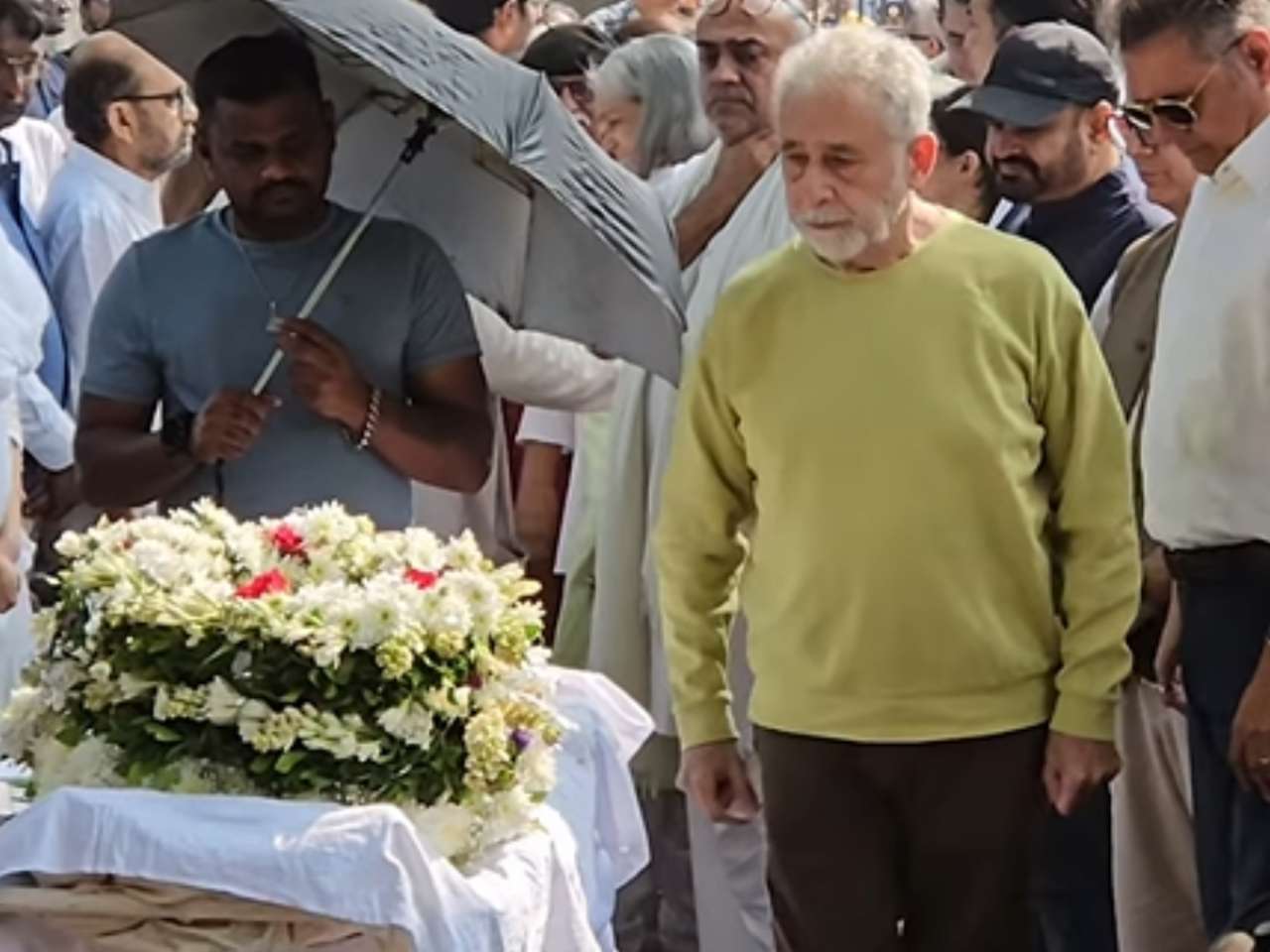 Shyam Benegal last rites: Boman Irani, Naseeruddin Shah, Dalip Tahil ...