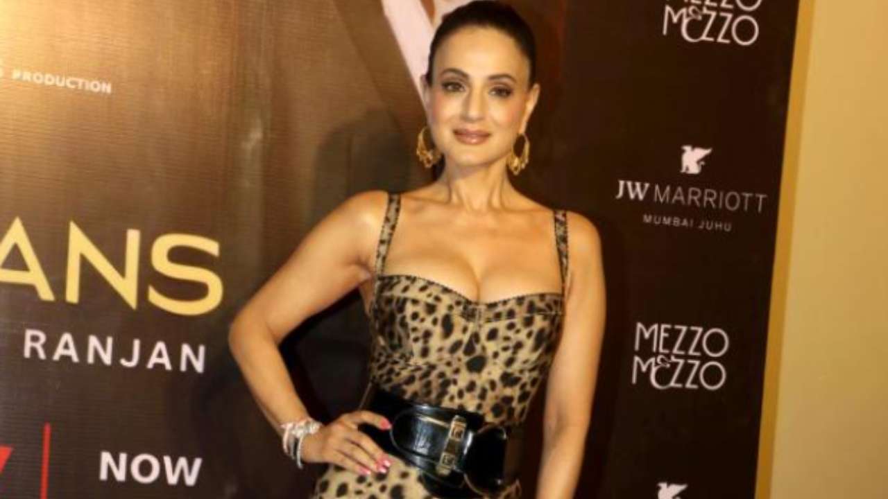 In pics: Hrithik Roshan, Rekha, Vaani Kapoor, Mallika Sherawat, Ameesha Patel attend The Roshans ...