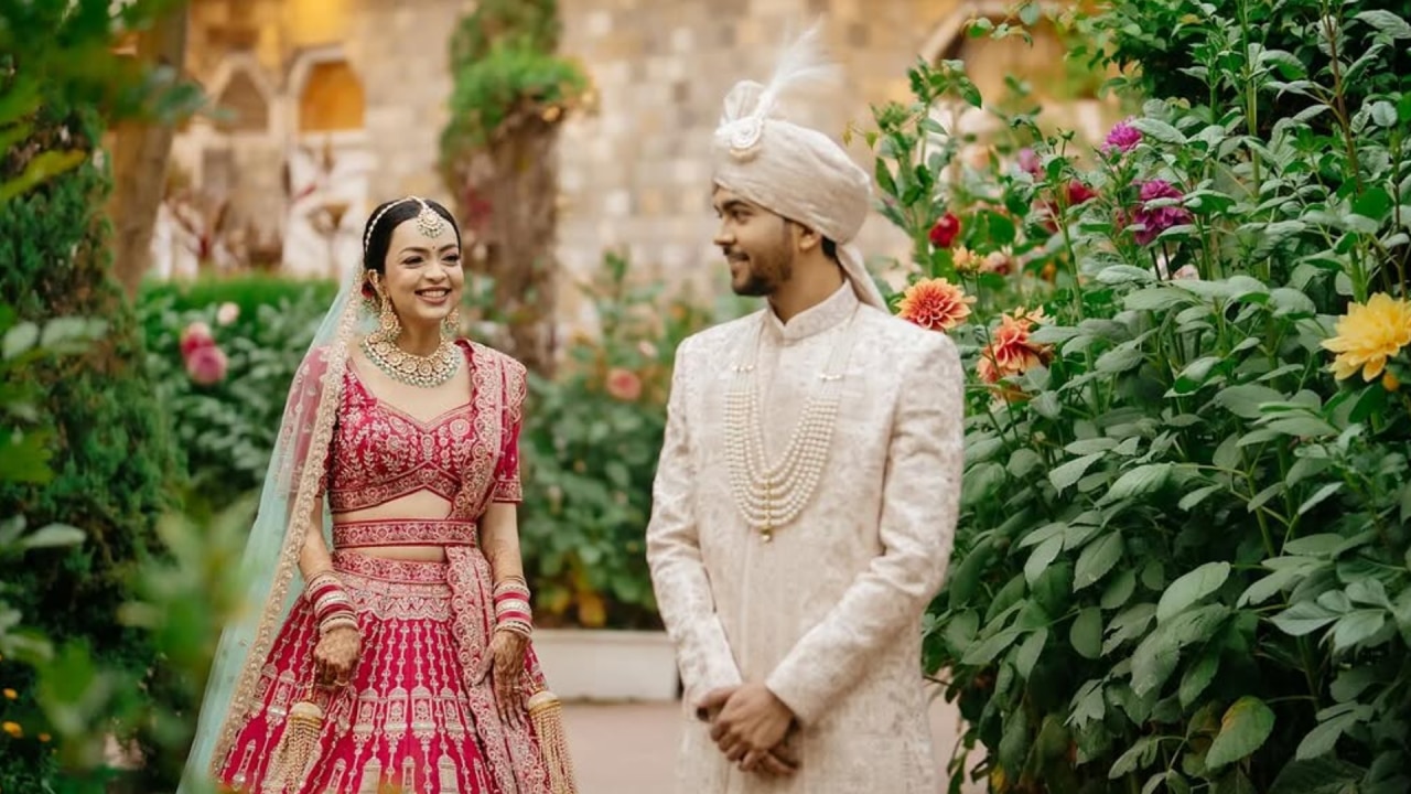 लाल लहंगे में IFS अपाला मिश्रा की Dreamy Wedding, हल्दी-मेहंदी के ...