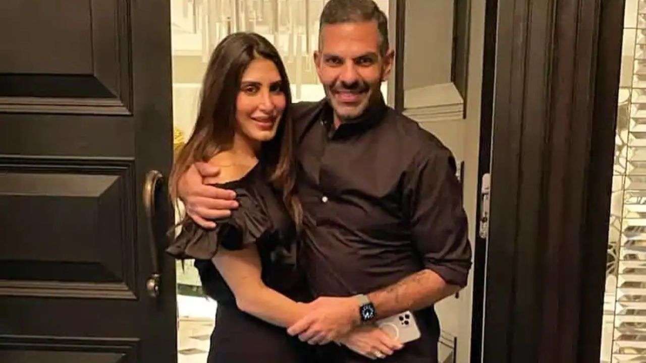 After divorce with Karisma Kapoor how Sunjay Kapoor fell in love with ...
