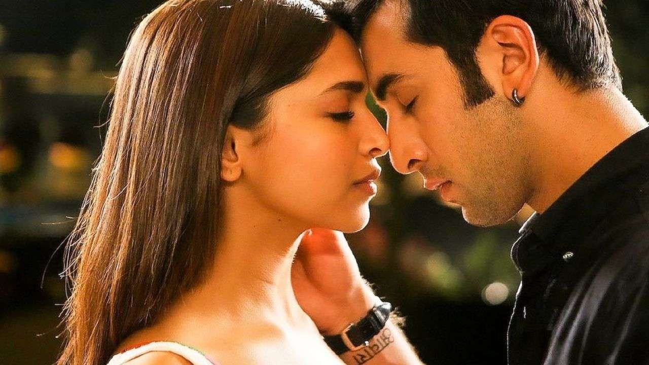 5 iconic romantic dialogues that keep Bollywood’s romance alive