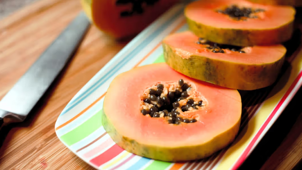 Papaya Side Effects: ये लोग भूलकर भी न खाएं पपीता, नहीं तो जाना पड़ेगा ...