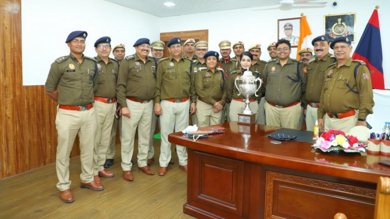 कौन हैं 8 साल की बच्ची को अपहरण से बचाने वालीं IPS बिस्मा काज़ी? जानें ...