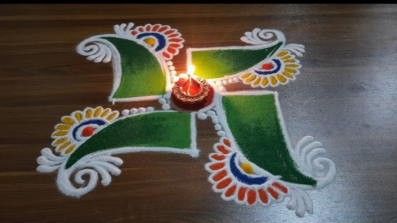 Diwali 2025 Rangoli Designs: इस दिवाली कलश-कमल, स्वास्तिक व मां लक्ष्मी ...