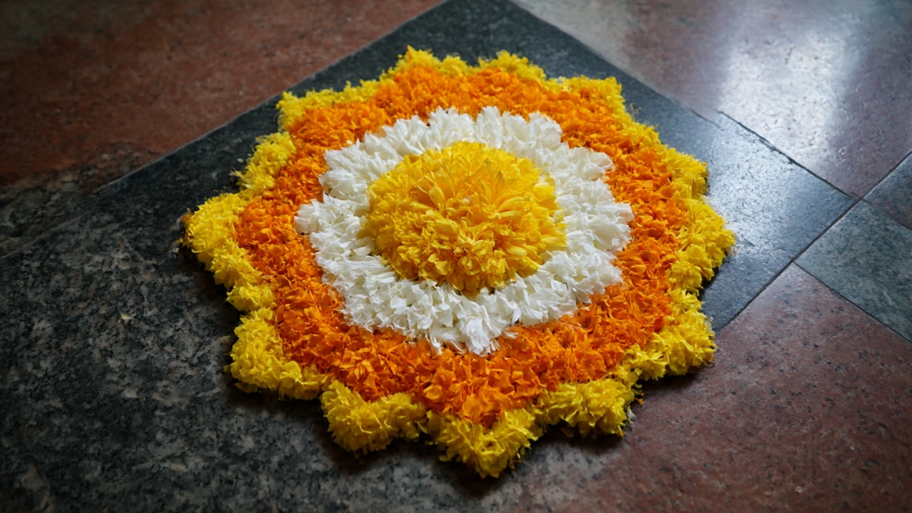 Diwali 2025 Rangoli Design: दिवाली पर फूलों से बनाएं ये खूबसूरत रंगोली ...