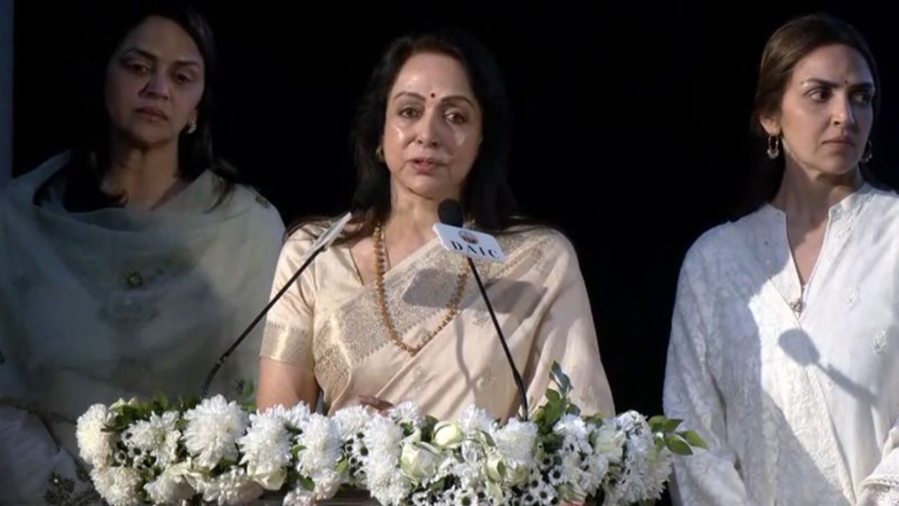 Dharmendra Prayer Meet In PICS: Hema Malini, daughters Esha Deol, Ahana ...