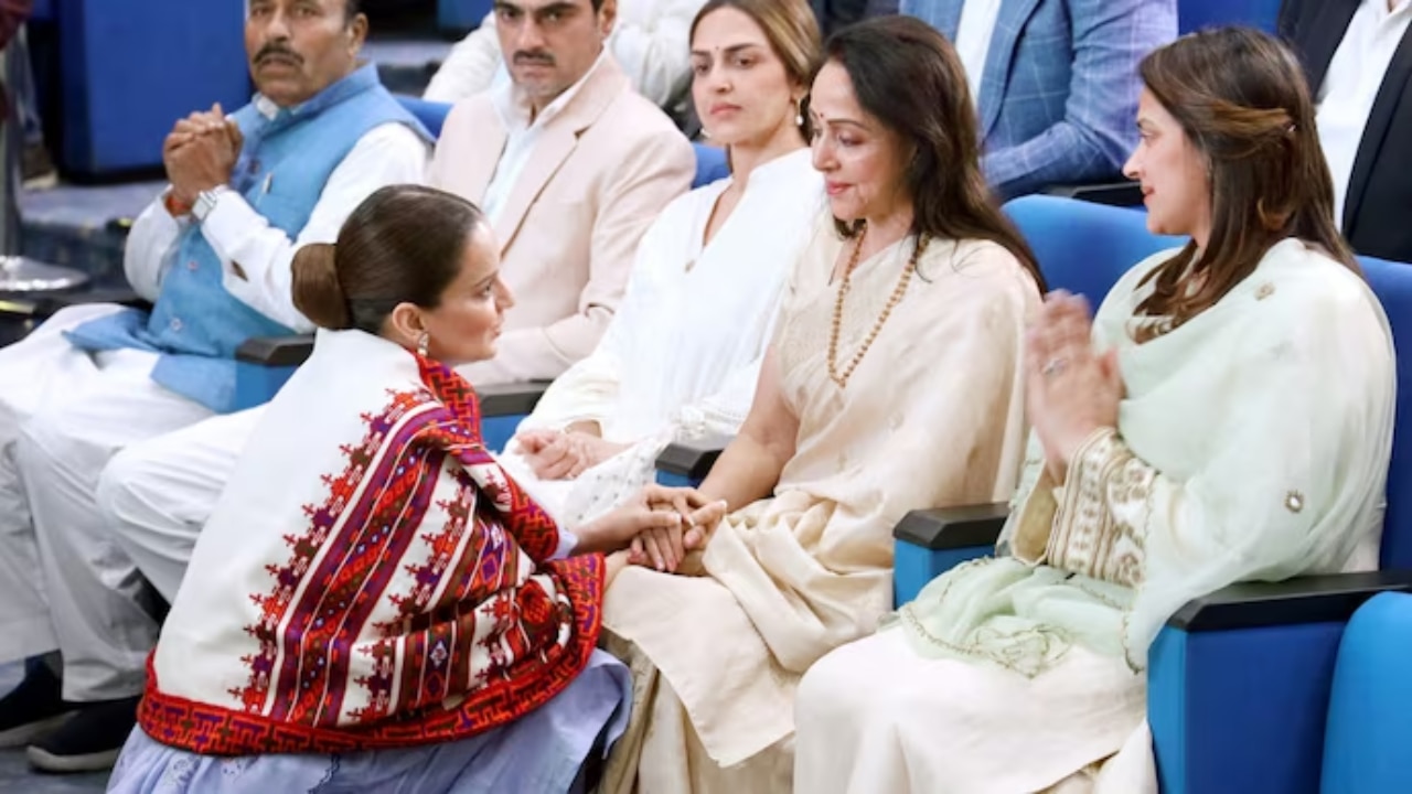 Dharmendra Prayer Meet In PICS: Hema Malini, daughters Esha Deol, Ahana ...