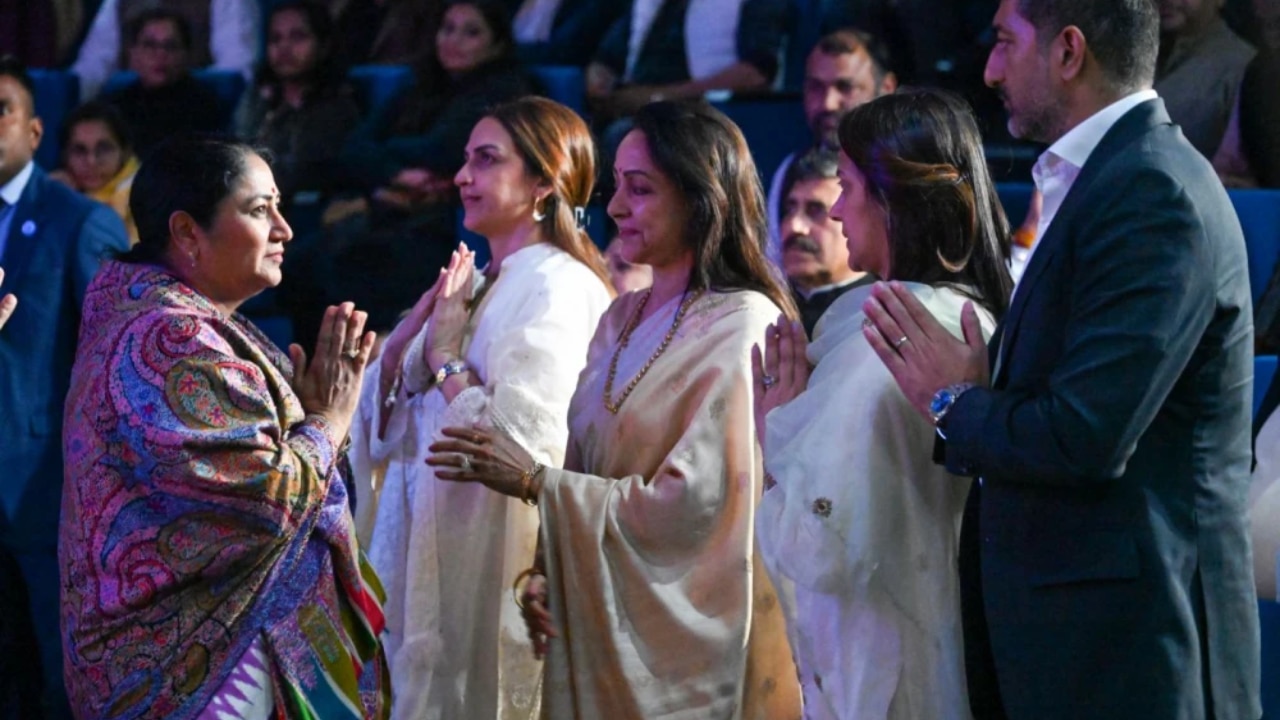 Dharmendra Prayer Meet In PICS: Hema Malini, daughters Esha Deol, Ahana ...