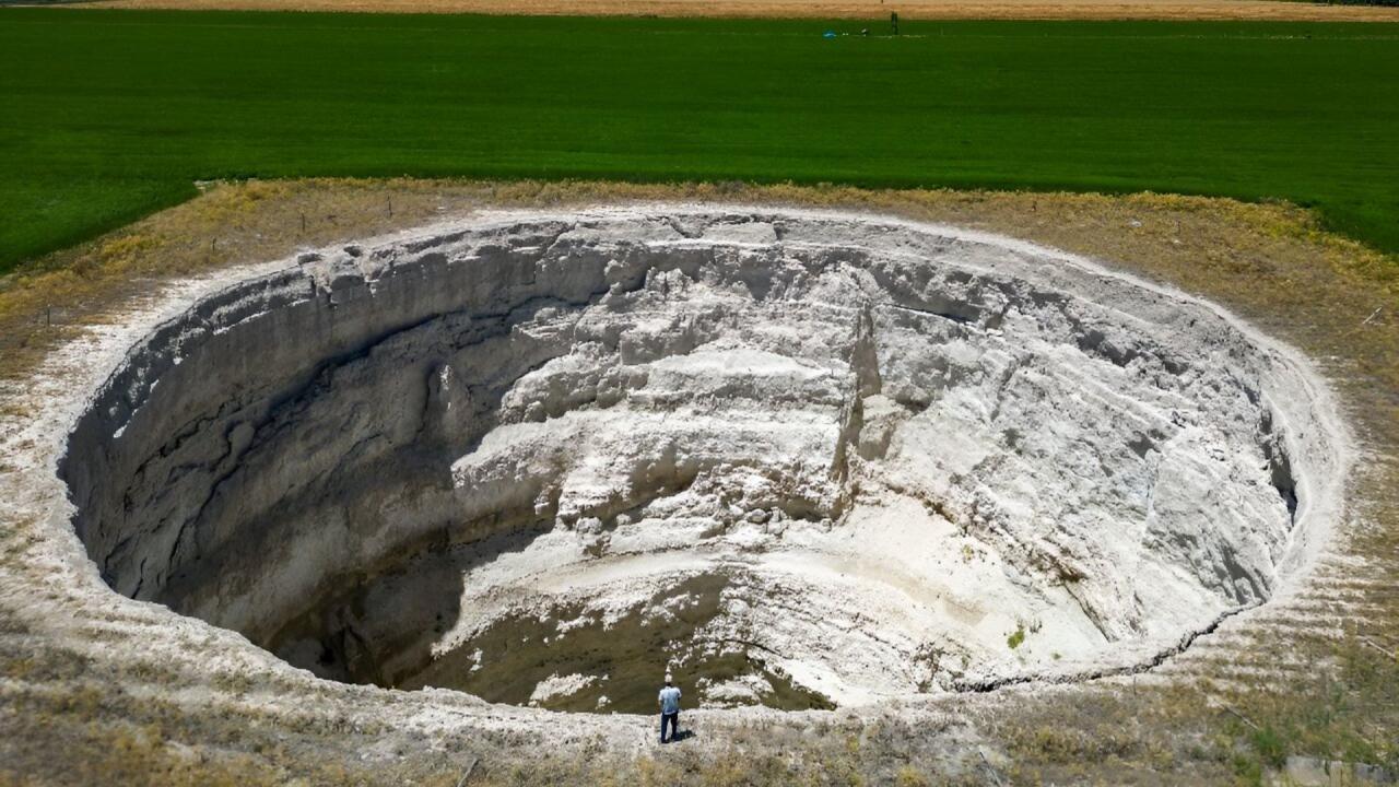 क्या पाताल में समा जाएगा ये इस्लामिक देश? रातोंरात हुए 700 रहस्यमयी ...