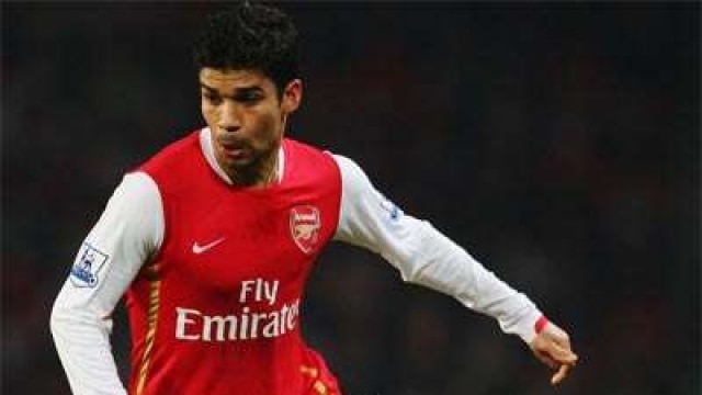 Eduardo signs new deal with Arsenal