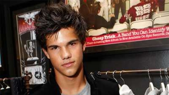 Taylor Lautner still lives with his parents