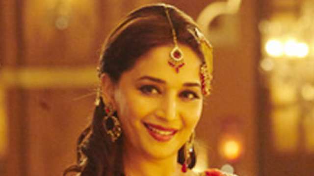 Madhuri Dixit shows off her courtly dance moves in new song 'Hamari Atariya Pe' from 'Dedh Ishqiya'