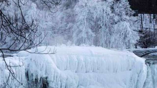 Powerful storm lashes eastern US with snow, arctic cold