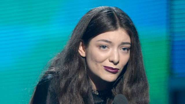 Lorde tweets real picture versus tweaked picture; says being real is cool