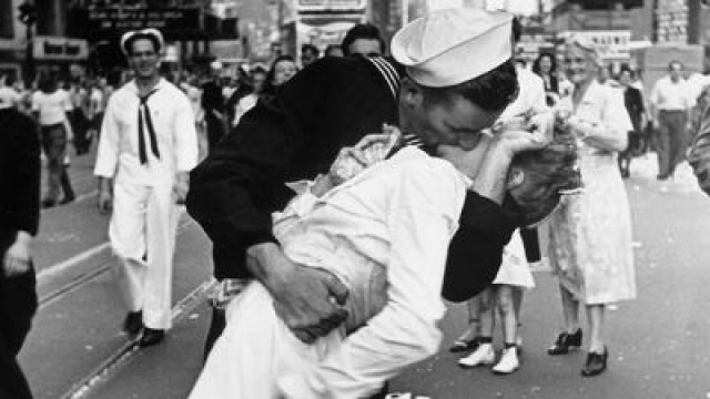 Hundreds of couples kiss at Times Square to reenact famous photograph ...
