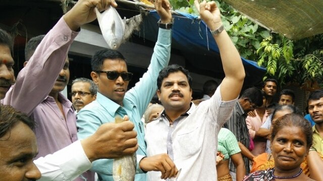 MNS workers sell meat at Dadar to protest Mumbai's meat ban